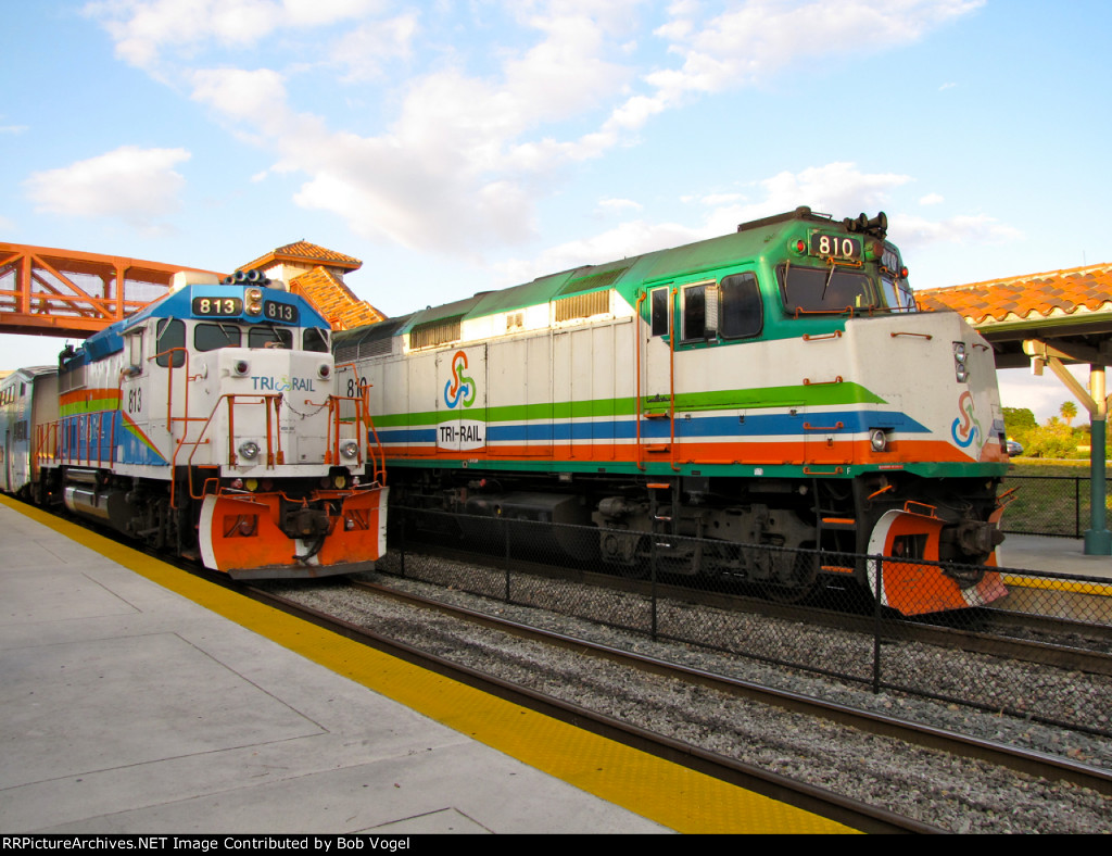 TRCX GP49PH-3 813 and F40PH-2C 810
